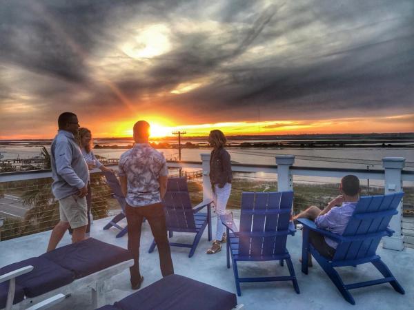Dolphin View On Isle Of Palms ~ Private Pool, Roof Top Deck, Elevator, Spa - Charleston, SC