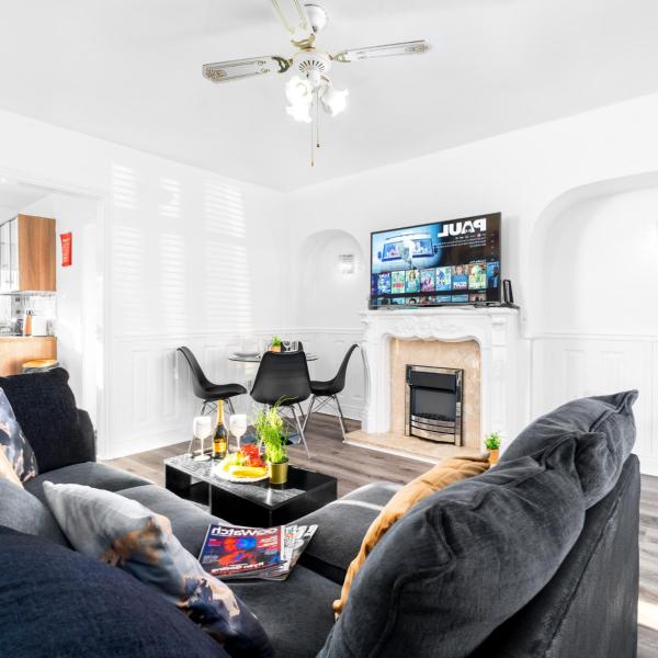 Charming 3 Bed House - Garden - Parking - Wi-fi Netflix 83bmh - Solihull