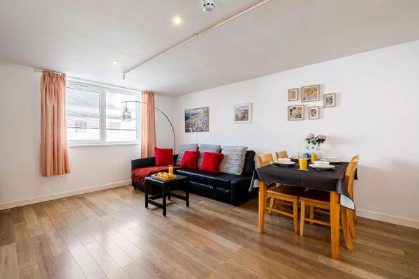 Modern Apartment Overlooking Andover High Street - Andover, KS