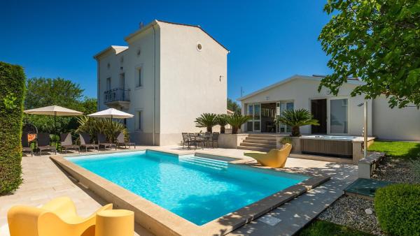 Beautiful Villa Bruna With Jacuzzi In Porec - Poreč