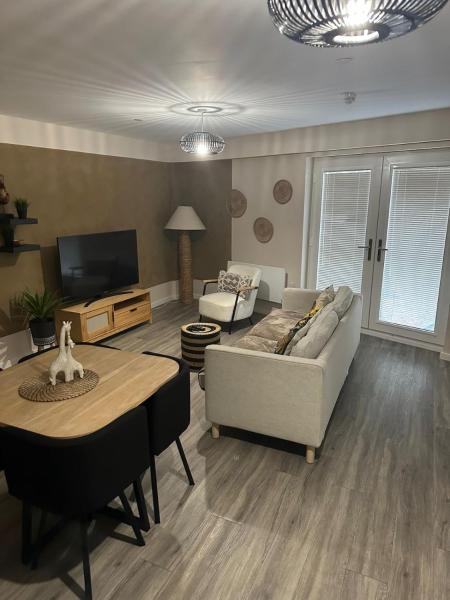 Executive 2 Bed Condo With Free Parking - Bury