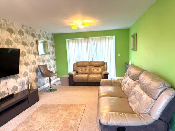 Spacious Modern 5-bedroom Detached Home In Corby - Corby