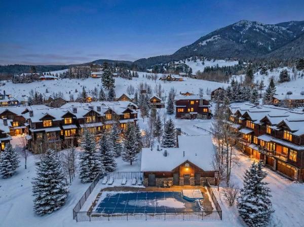 Big Sky Getaway - Fireplace Pool Access - Big Sky, MT