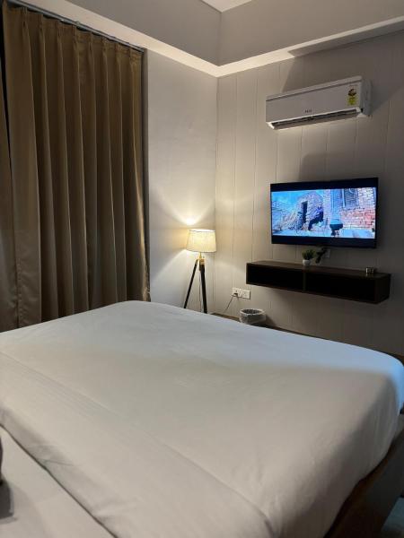 Cozy Yard Modern Minimal Studio, Spectrum Mall - Noida