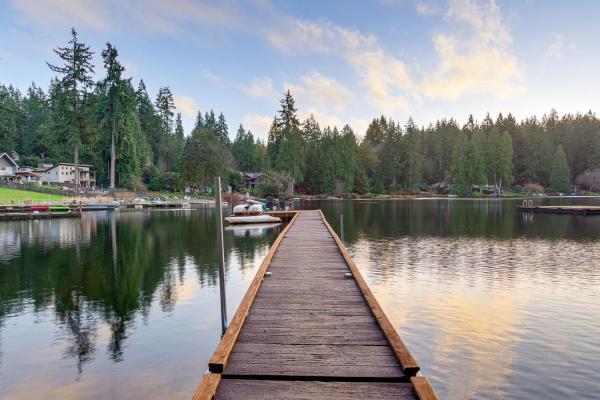 Lake-view Woodinville Retreat W/ Hot Tub + Theater - Redmond, WA