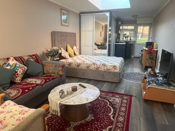 Cosy Self-contained Extension With Skylight & Garden View - Maidenhead