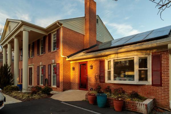 Bright, Spacious Home With Private Deck - Rockville, MD