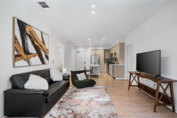 Elegant New 2br - Getaway Saltwater Pools & Balcony - Lake Forest, CA
