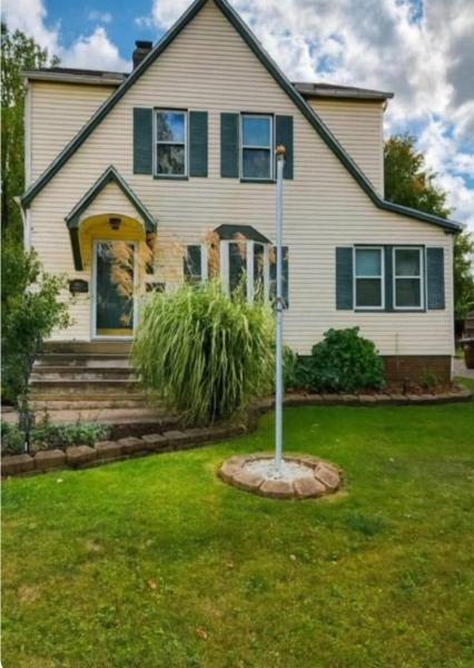 Spacious Three Bedroom Parma Home Sleeps Six Near Cleveland - Parma, OH