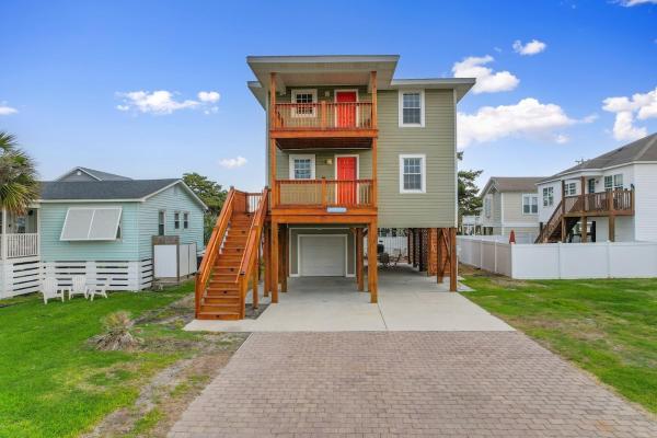 5 Br Dog Friendly Home- Slps 14- Steps From Sand - North Myrtle Beach, SC