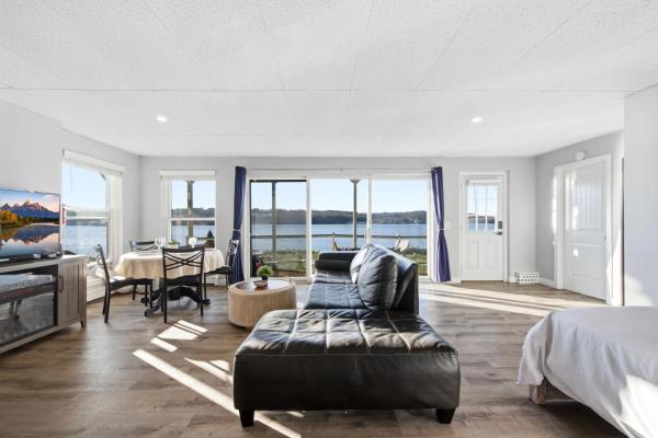 Waterfront Walk Out With Private Terrace - Connecticut