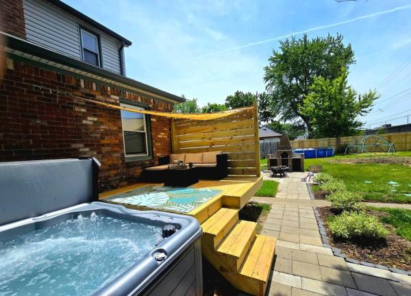 Entire Property Hot Tub, Pool, Glamping Games Mlc - Warren, MI