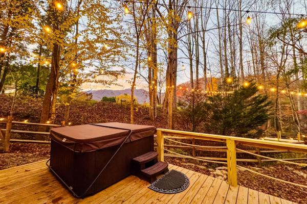 Hot Tub And Stone Fire Pit Smoky Mountain Oasis! - Sylva, NC