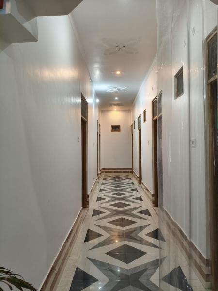 Shri Sundaram Palace Walking From Saryu Ghat - 아요디아