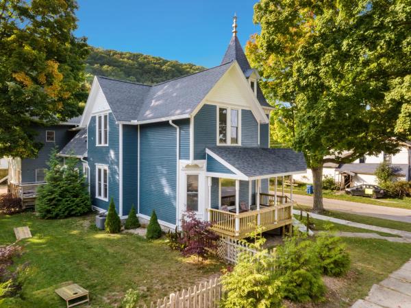 The Glarum House - Gorgeous Historic Home & Ac! - Frankfort, MI