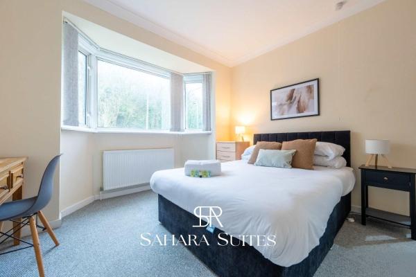 Modern 3-bedroom Retreat Near Newport - Sleeps 7 - Parking - Newport