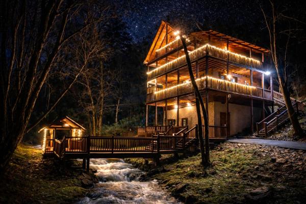 Creek, Pet Friendly, Spa, Arcade, Private, King Beds, Games, Easy Roads - Gatlinburg