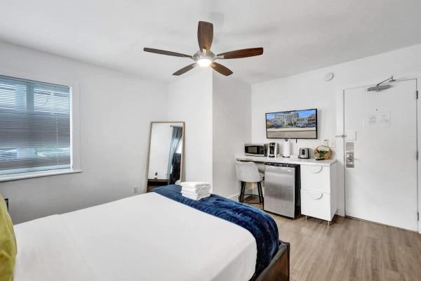 Eden Escape Walk To Flt Beach 1201 - Wilton Manors, FL