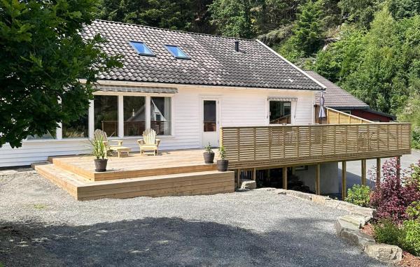 4 Bedroom Cozy Home In Farsund - United Kingdom