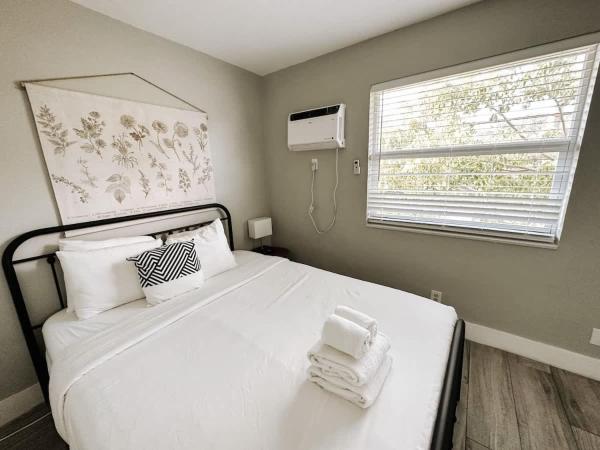 Rustic Retreats Cozy 1br For 4 Guests Minutes From Las Olas - Fort Lauderdale, FL