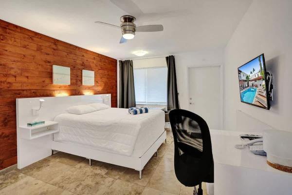Waves Beach Town Cozy Studio Apartment - Pompano Beach, FL