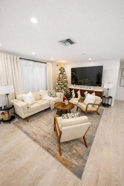 Sunny Oasis Near The Beach With 4br And 3ba Pool Home - Delray Beach, FL