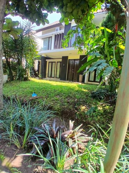 Rumah Liburan Keluarga Dengan Halaman Depan Dan Belakang Yg Luas - Bandung
