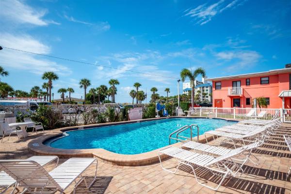 Steps To The Sand, 2 Bedroom Condo Near Restaurants, Heated Pool - St. Pete Beach, FL
