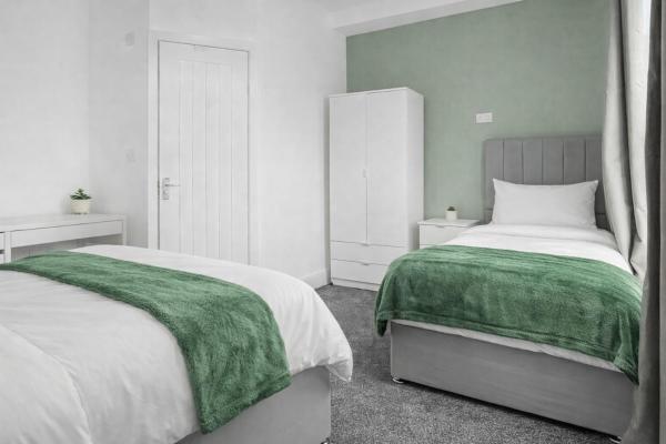 Free Parking In Warrington, Ideal For Contractors, Pool Table, Long Stays - North Wales