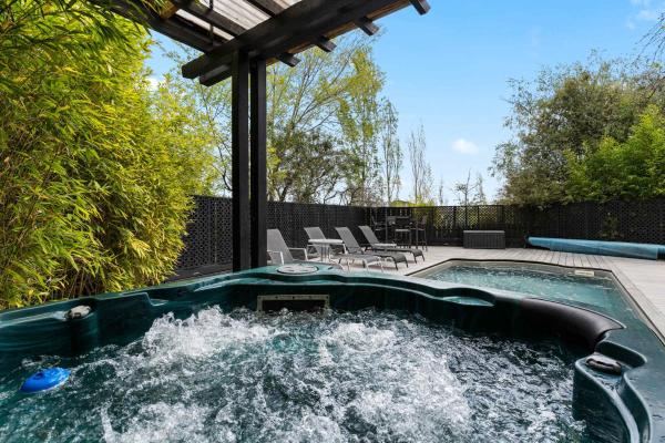 2br Plus Studio Pool & Spa Sleeps 8 - The Convent Daylesford, Daylesford