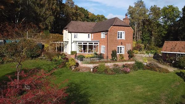 3-bedroom Cottage Set In A Large Enclosed Garden - Newbury