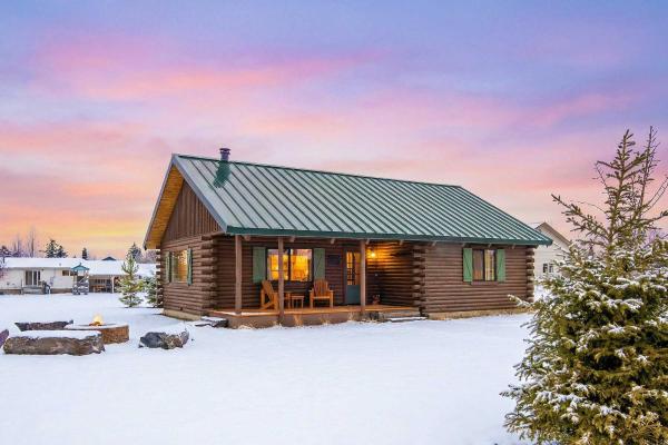 Upscale Designer Log Cabin Cozy Hot Tub Firepit - Driggs, ID