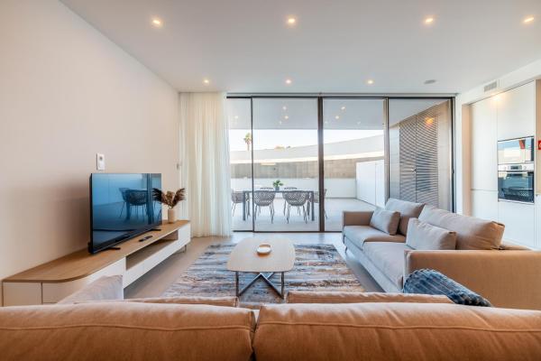 Seabreeze Residence - Luxury Poolside Oasis - Lagos