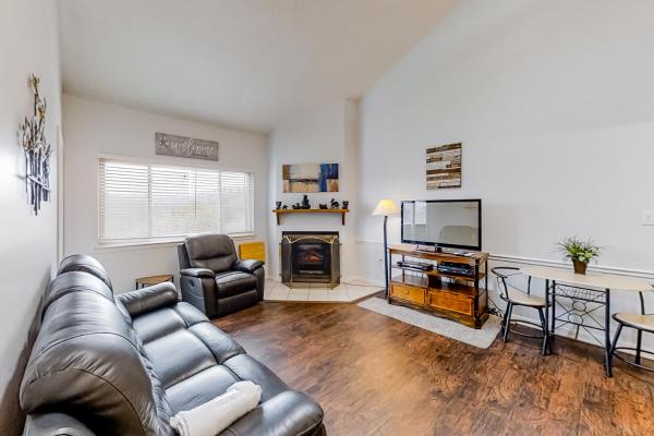 Mountain View Ski Condo Sleep 6 - Fireplace - Hot Tub - Gatlinburg, TN