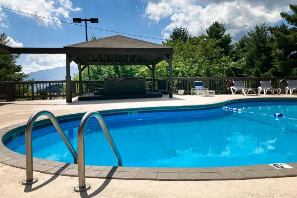 Mountain View Ski Condo Sleep 6 - Fireplace - Hot Tub - Gatlinburg, TN