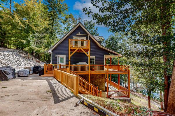Lakefront Cabin Sleeps 14 - 2 Level Dock - Sun Deck - Norris Lake, TN