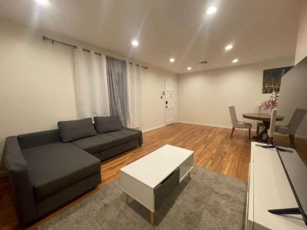 One Bedroom Apartment With Two Queen Beds - Beverly Hills, CA