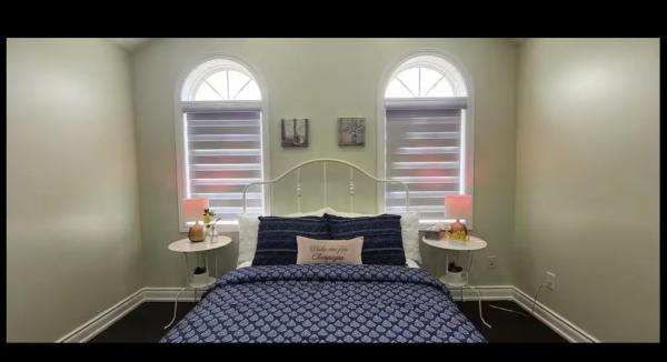 Lavish Bright Bedroom - Bolton