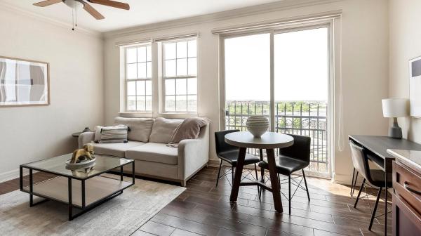 Landing Chic Studio Clubhouse Gym - Overland Park, KS