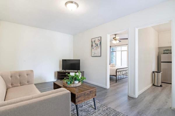 Two Bedroom Apartment Near Beverly Hills - Beverly Hills, CA