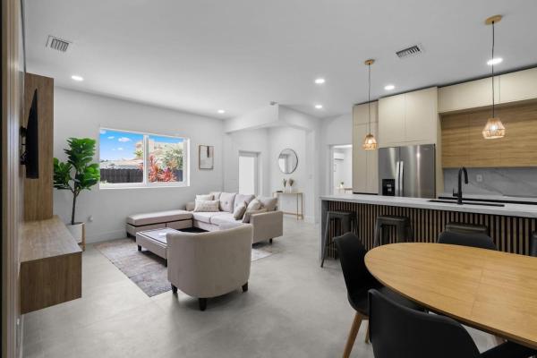 Villa Gabriel Modern, Family Home Just 15 Minutes Downtown Miami - Miami, FL