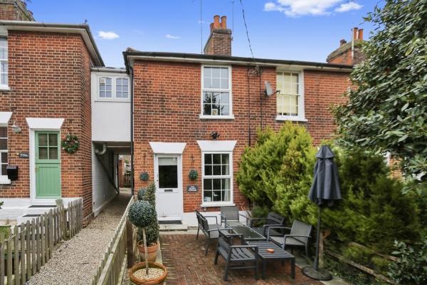 Secret Cottage, Wivenhoe - Charming, Cosy, Convenient & Quiet, 2 X Double Bed Period Cottage Plus Patio - 6 Min Walk Train, 2 Min Walk High Street Pubs, Restaurants, Shops - Mersea Island