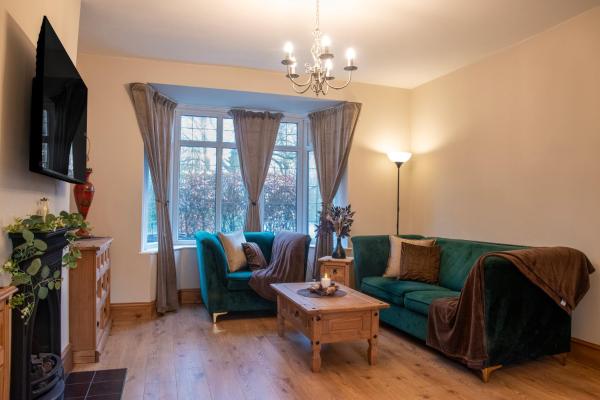 Luxury 4 Beds Bolton Retreat Sleeps 7 With Garden & Private Parking - Bolton