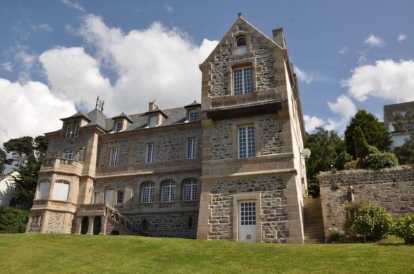 Studio Avec Superbe Vue Mer Au 1er éTage Du Château De Trestraou - Réf 863 - Perros-Guirec