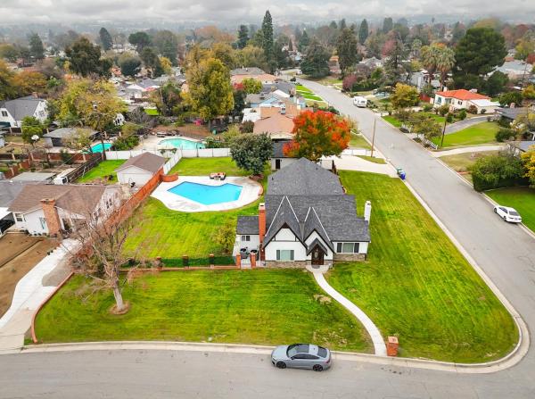 Resort-style 5-bedroom Oasis With Pool - Bakersfield, CA