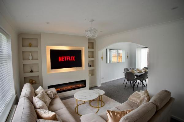 Solaire - Luxury 3br Near Gatwick, Fire Place, Garden & Free Parking - Crawley