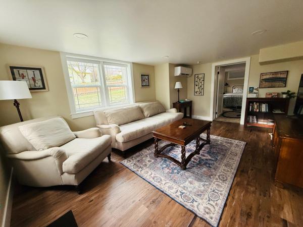 State Street Cottage, Suite 1 - Pullman, WA