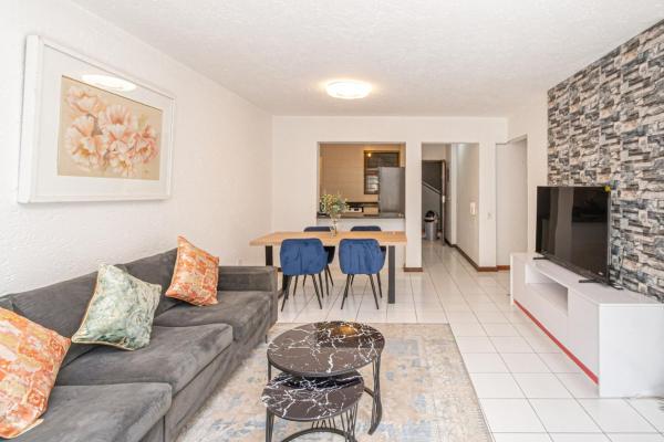 Sandton City 3 Bedroom Apartment With Balcony - Johannesburg