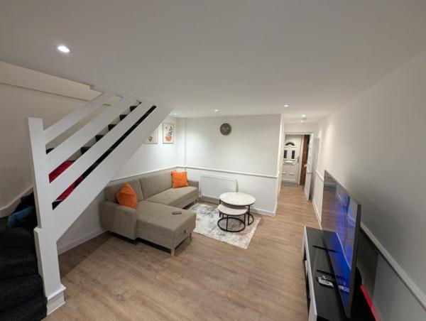 Cjen Two Bed House - Barking