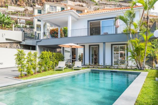 Modern Apartment Steps From Beach - Ponta do Sol